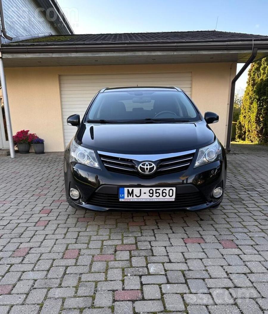 Black Toyota Avensis 2014 in Valmiera, with an engine capacity of 2.20 L and mileage of 236 thousand km for 7550 €, photo 1 on AUTOMOTO.COM.LV