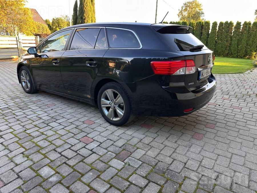 Black Toyota Avensis 2014 in Valmiera, with an engine capacity of 2.20 L and mileage of 236 thousand km for 7550 €, photo 5 on AUTOMOTO.COM.LV