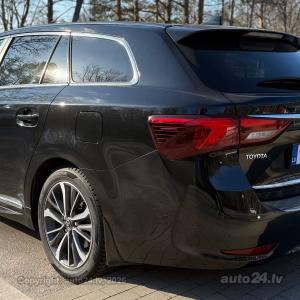 Black Toyota Avensis 2015 in Riga, with an engine capacity of 2.00 L and mileage of 295 thousand km for 9500 €, photo 3 on AUTOMOTO.COM.LV