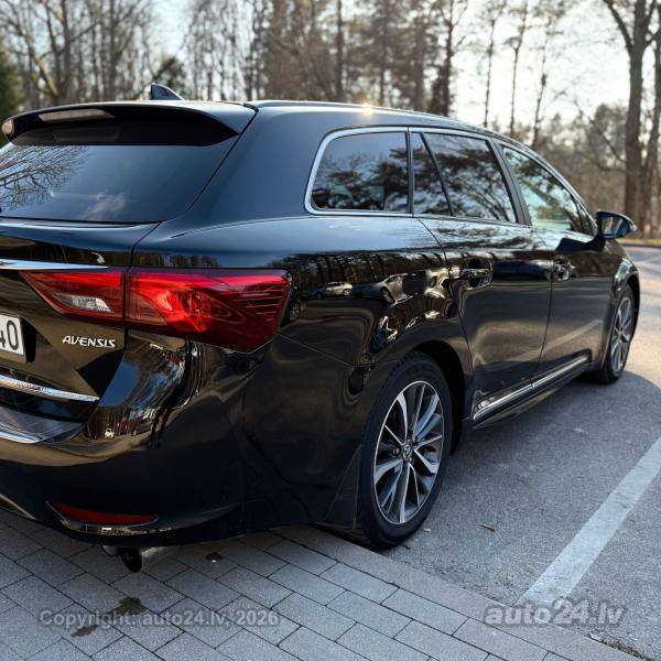 Black Toyota Avensis 2015 in Riga, with an engine capacity of 2.00 L and mileage of 295 thousand km for 9500 €, photo 3 on AUTOMOTO.COM.LV