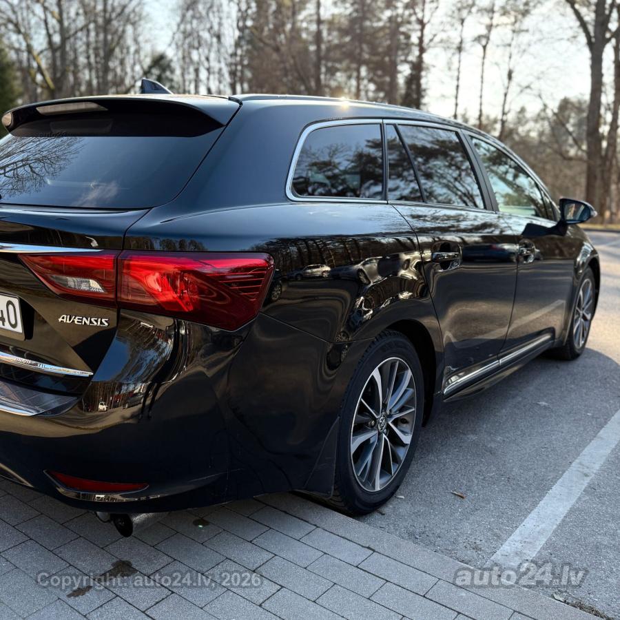 Black Toyota Avensis 2015 in Riga, with an engine capacity of 2.00 L and mileage of 295 thousand km for 9500 €, photo 4 on AUTOMOTO.COM.LV