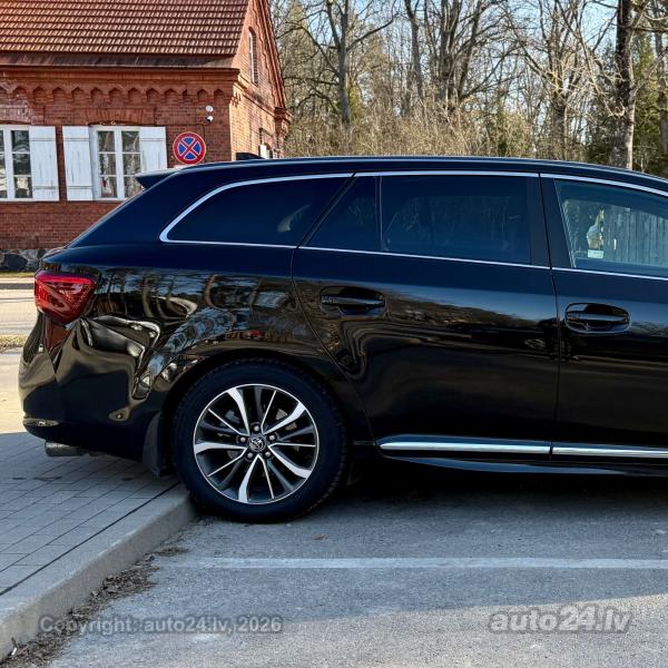 Black Toyota Avensis 2015 in Riga, with an engine capacity of 2.00 L and mileage of 295 thousand km for 9500 €, photo 7 on AUTOMOTO.COM.LV