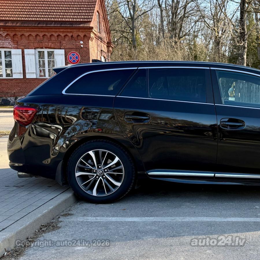 Black Toyota Avensis 2015 in Riga, with an engine capacity of 2.00 L and mileage of 295 thousand km for 9500 €, photo 8 on AUTOMOTO.COM.LV