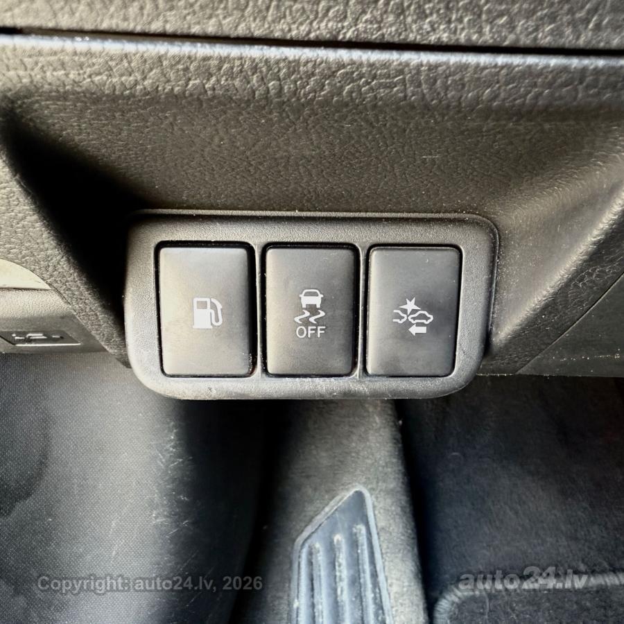 Black Toyota Avensis 2015 in Riga, with an engine capacity of 2.00 L and mileage of 295 thousand km for 9500 €, photo 9 on AUTOMOTO.COM.LV