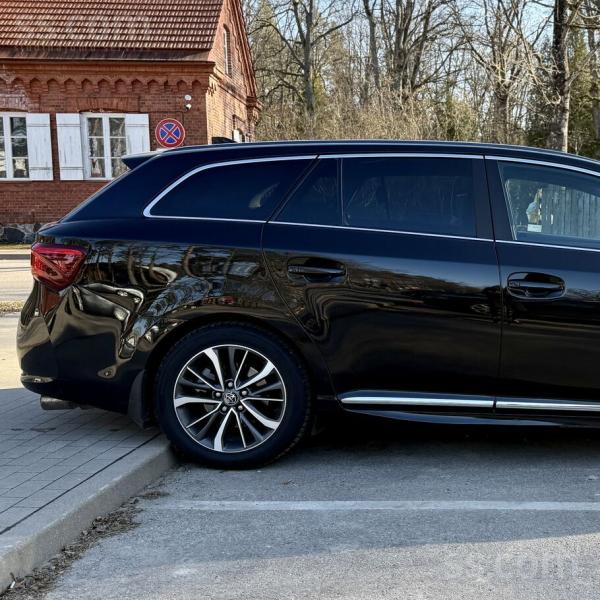 Черный Тойота Авенсис 2015 в Валмиера, объемом двигателя 2.00 л и пробегом 299 тыс. км за 7500 €, фото 3 на AUTOMOTO.COM.LV