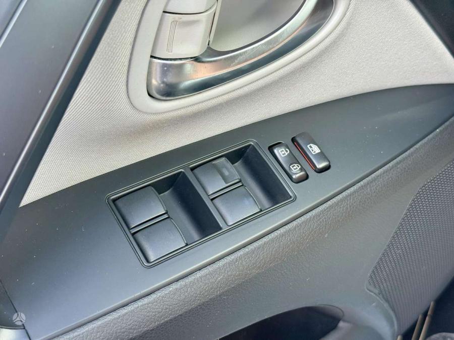 Black Toyota Avensis 2015 in Siauliai, with an engine capacity of 2.00 L and mileage of 233 thousand km for 8000 €, photo 18 on AUTOMOTO.COM.LV