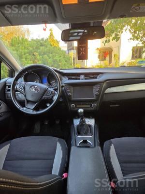Black Toyota Avensis 2015 in Jelgava, with an engine capacity of 2.00 L and mileage of 225 thousand km for 8200 €, photo 8 on AUTOMOTO.COM.LV