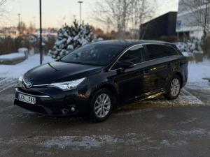 Melns Toyota Avensis 2016 Viļņa, ar dzinēja tilpumu 1.80 L un nobraukumu 180 tūkst. km par 9500 €, foto  vietnē AUTOMOTO.COM.LV