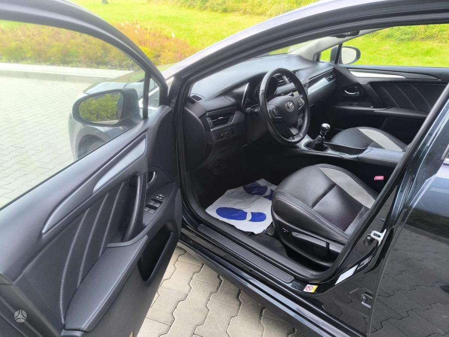 Black Toyota Avensis 2016 in Vilnius, with an engine capacity of 1.60 L and mileage of 245 thousand km for 7900 €, photo 12 on AUTOMOTO.COM.LV