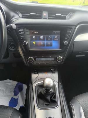 Black Toyota Avensis 2016 in Vilnius, with an engine capacity of 1.60 L and mileage of 245 thousand km for 7900 €, photo 13 on AUTOMOTO.COM.LV