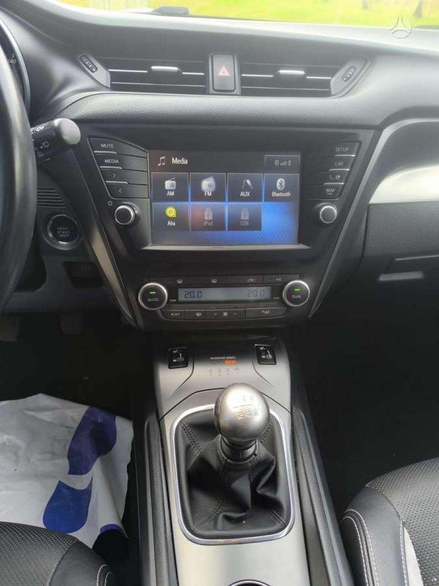Black Toyota Avensis 2016 in Vilnius, with an engine capacity of 1.60 L and mileage of 245 thousand km for 7900 €, photo 13 on AUTOMOTO.COM.LV
