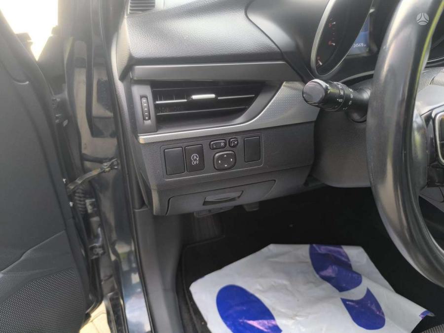 Black Toyota Avensis 2016 in Vilnius, with an engine capacity of 1.60 L and mileage of 245 thousand km for 7900 €, photo 19 on AUTOMOTO.COM.LV