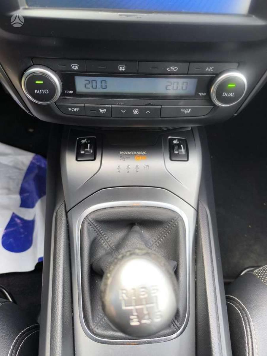 Black Toyota Avensis 2016 in Vilnius, with an engine capacity of 1.60 L and mileage of 245 thousand km for 7900 €, photo 22 on AUTOMOTO.COM.LV