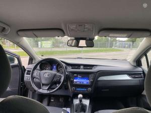 Black Toyota Avensis 2016 in Kretinga, with an engine capacity of 2.00 L and mileage of 298 thousand km for 6500 €, photo 11 on AUTOMOTO.COM.LV