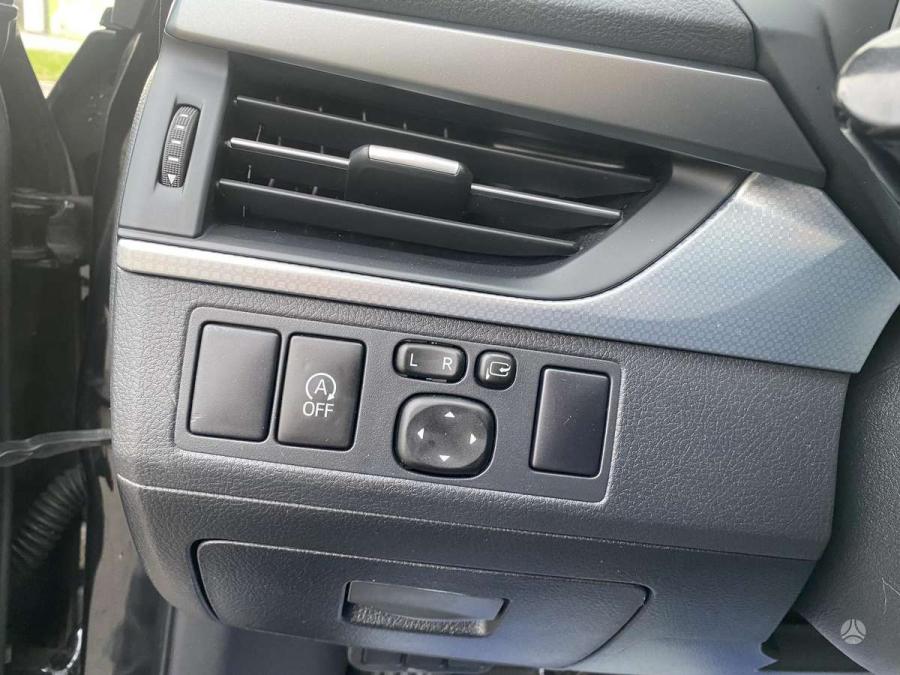 Black Toyota Avensis 2016 in Kretinga, with an engine capacity of 2.00 L and mileage of 298 thousand km for 6500 €, photo 15 on AUTOMOTO.COM.LV
