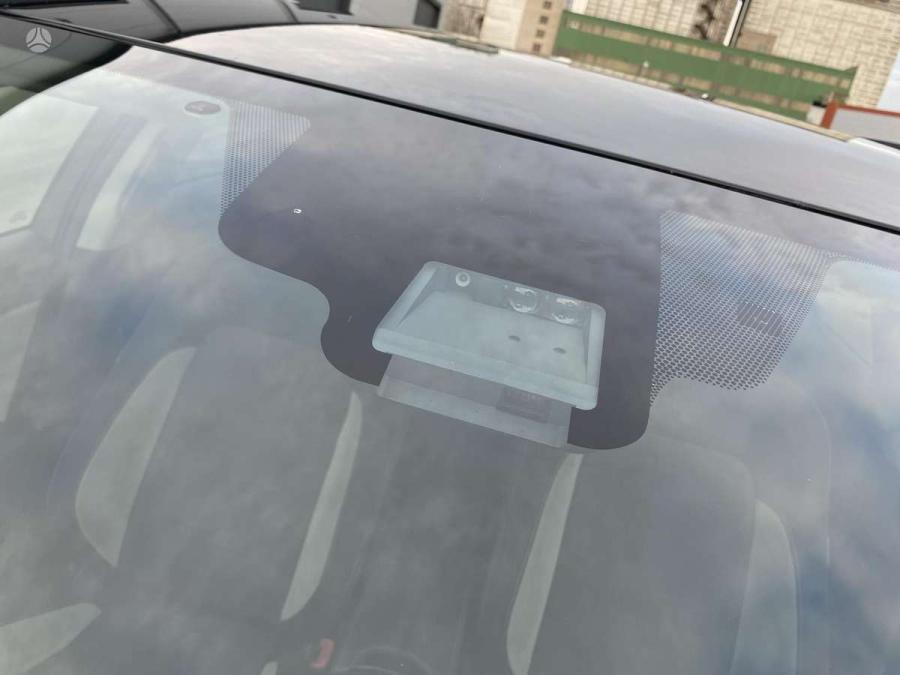 Black Toyota Avensis 2016 in Kretinga, with an engine capacity of 2.00 L and mileage of 298 thousand km for 6500 €, photo 16 on AUTOMOTO.COM.LV