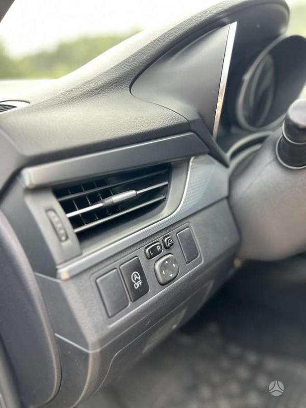 Black Toyota Avensis 2016 in Vilnius, with an engine capacity of 2.00 L and mileage of 194 thousand km for 8500 €, photo 9 on AUTOMOTO.COM.LV