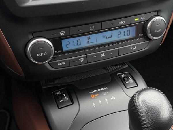 Black Toyota Avensis 2017 in Parnu, with an engine capacity of 1.80 L and mileage of 136 thousand km for 13900 €, photo 11 on AUTOMOTO.COM.LV