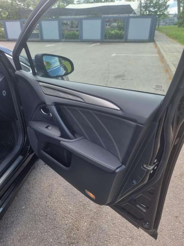 Black Toyota Avensis 2018 in Siauliai, with an engine capacity of 1.99 L and mileage of 244 thousand km for 11800 €, photo 10 on AUTOMOTO.COM.LV