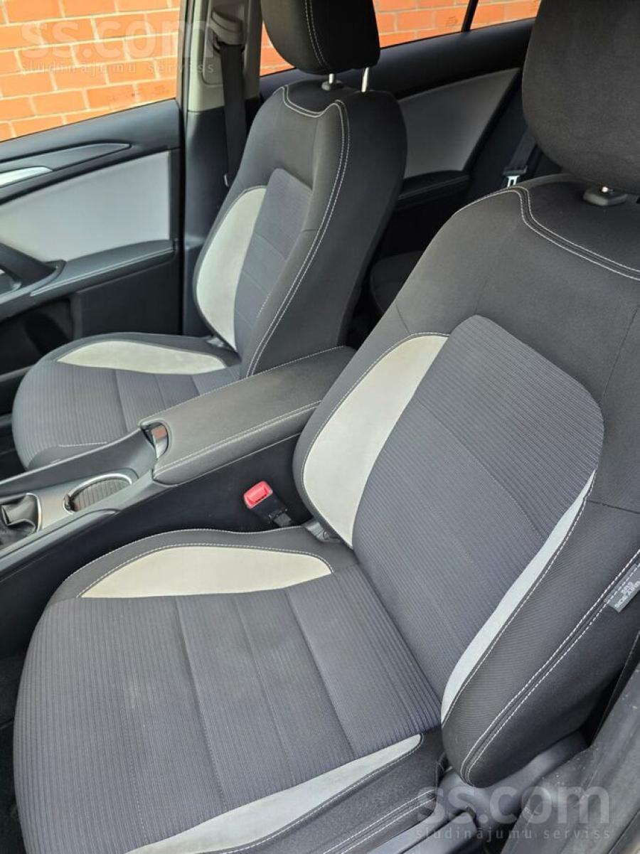Black Toyota Avensis 2018 in Ogre, with an engine capacity of 2.00 L and mileage of 159 thousand km for 11500 €, photo 6 on AUTOMOTO.COM.LV