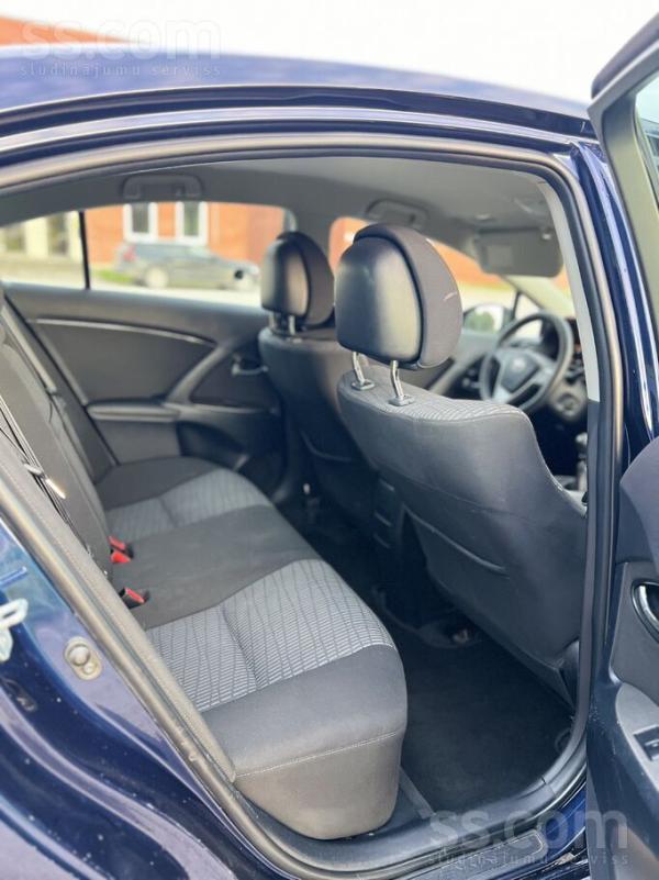 Zils Toyota Avensis 2011 Valmiera, ar dzinēja tilpumu 2.20 L un nobraukumu 238 tūkst. km par 4000 €, foto 9 vietnē AUTOMOTO.COM.LV