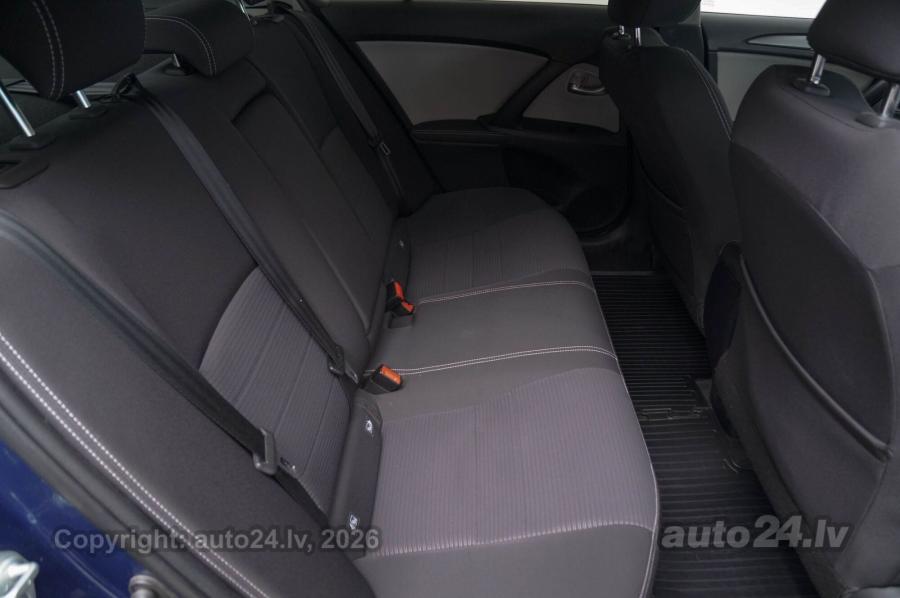 Zils Toyota Avensis 2015 Tallina, ar dzinēja tilpumu 1.60 L un nobraukumu 138 tūkst. km par 10990 €, foto 13 vietnē AUTOMOTO.COM.LV