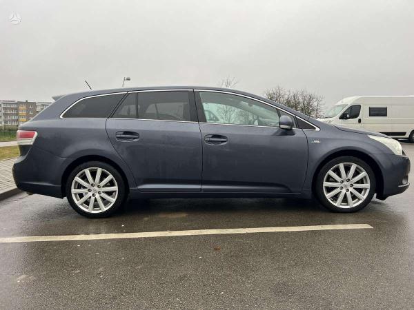 Blue Toyota Avensis 2009 in Jonava, with an engine capacity of 2.20 L and mileage of 274 thousand km for 4400 €, photo 4 on AUTOMOTO.COM.LV