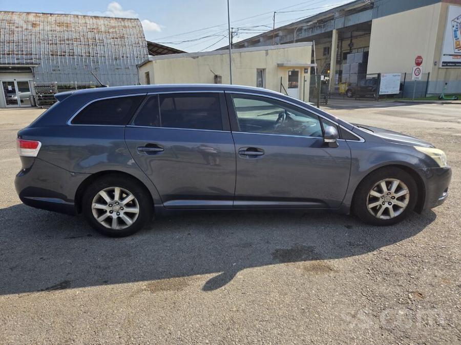 Blue Toyota Avensis 2009 in Riga, with an engine capacity of 2.00 L and mileage of 310 thousand km for 3200 €, photo 5 on AUTOMOTO.COM.LV