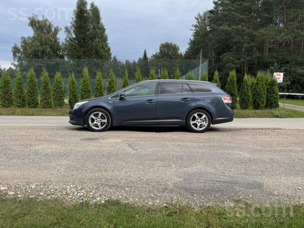 Blue Toyota Avensis 2010 in Riga, with an engine capacity of 2.20 L and mileage of 325 thousand km for 2950 €, photo 2 on AUTOMOTO.COM.LV