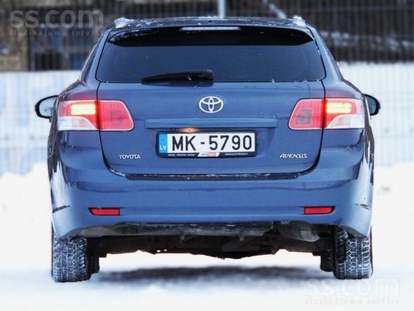Blue Toyota Avensis 2010 in Riga, with an engine capacity of 2.00 L and mileage of 296 thousand km for 5890 €, photo 6 on AUTOMOTO.COM.LV