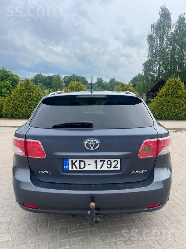 Zils Toyota Avensis 2011 Cēsis, ar dzinēja tilpumu 2.00 L un nobraukumu 407 tūkst. km par 1200 €, foto 4 vietnē AUTOMOTO.COM.LV