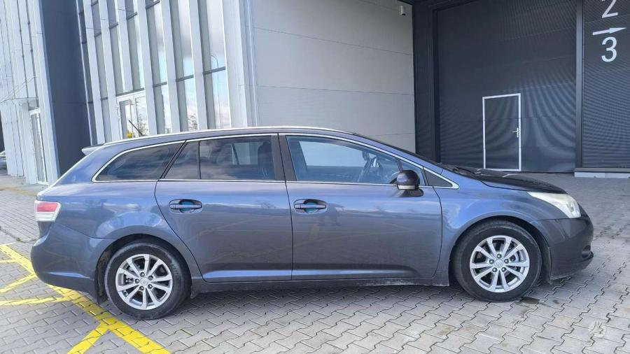 Blue Toyota Avensis 2011 in Vilnius, with an engine capacity of 2.23 L and mileage of 306 thousand km for 3999 €, photo 5 on AUTOMOTO.COM.LV