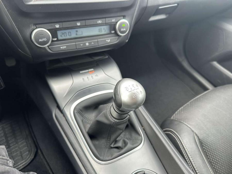 Blue Toyota Avensis 2015 in Alytus, with an engine capacity of 1.60 L and mileage of 276 thousand km for 7700 €, photo 17 on AUTOMOTO.COM.LV