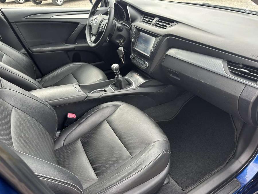 Blue Toyota Avensis 2015 in Alytus, with an engine capacity of 1.60 L and mileage of 276 thousand km for 7700 €, photo 25 on AUTOMOTO.COM.LV