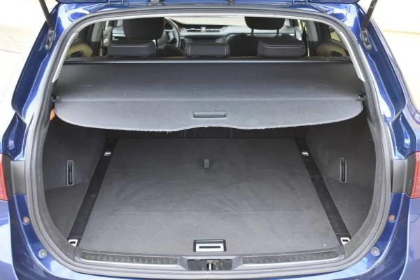 Blue Toyota Avensis 2016 in Talsi, with an engine capacity of 2.00 L and mileage of 220 thousand km for 8700 €, photo 9 on AUTOMOTO.COM.LV