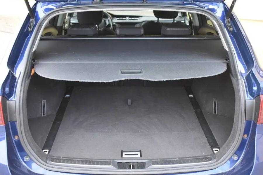 Blue Toyota Avensis 2016 in Talsi, with an engine capacity of 2.00 L and mileage of 220 thousand km for 8700 €, photo 10 on AUTOMOTO.COM.LV