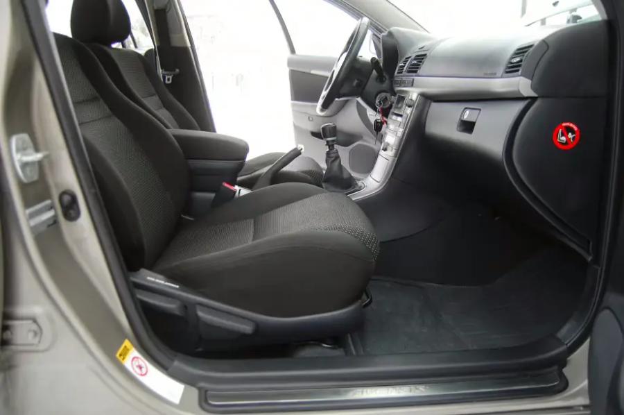 Brūns Toyota Avensis 2006 Jēkabpils, ar dzinēja tilpumu 2.00 L un nobraukumu 255 tūkst. km par 4300 €, foto 17 vietnē AUTOMOTO.COM.LV