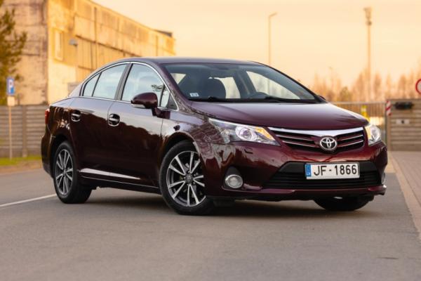 Brown Toyota Avensis 2013 in Riga, with an engine capacity of 2.20 L and mileage of 307 thousand km for 4900 €, photo 2 on AUTOMOTO.COM.LV