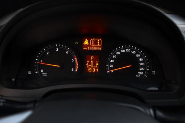 Brown Toyota Avensis 2013 in Riga, with an engine capacity of 2.20 L and mileage of 307 thousand km for 4900 €, photo 9 on AUTOMOTO.COM.LV