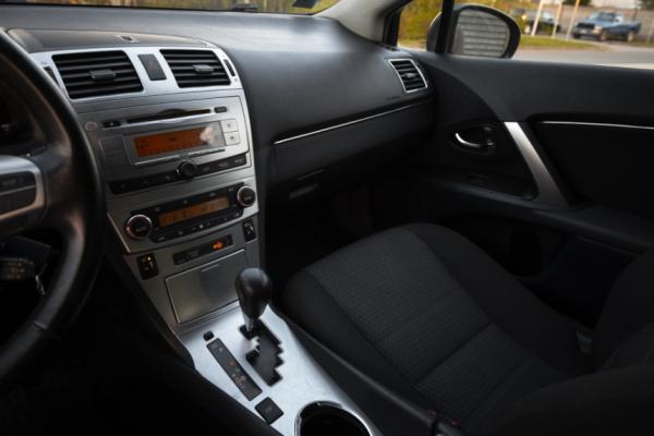 Brown Toyota Avensis 2013 in Riga, with an engine capacity of 2.20 L and mileage of 307 thousand km for 4900 €, photo 10 on AUTOMOTO.COM.LV