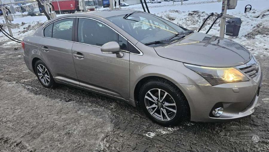 Brown Toyota Avensis 2014 in Klaipeda, with an engine capacity of 1.80 L and mileage of 135 thousand km for 6999 €, photo 4 on AUTOMOTO.COM.LV