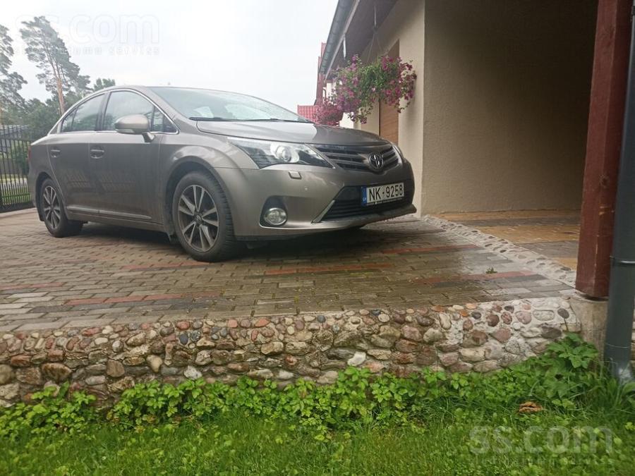 Brown Toyota Avensis 2014 in Riga, with an engine capacity of 2.00 L and mileage of 184 thousand km for 8750 €, photo 1 on AUTOMOTO.COM.LV