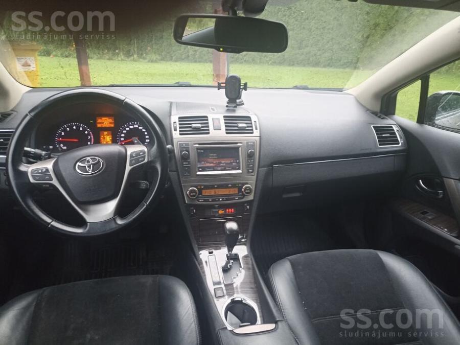 Brown Toyota Avensis 2014 in Riga, with an engine capacity of 2.00 L and mileage of 184 thousand km for 8750 €, photo 11 on AUTOMOTO.COM.LV