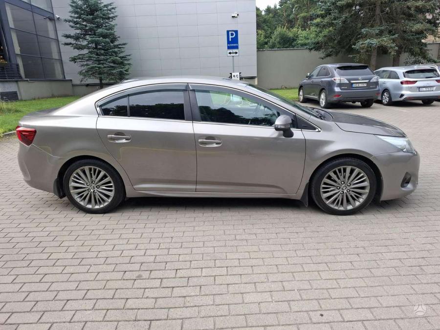Brown Toyota Avensis 2015 in Vilnius, with an engine capacity of 1.99 L and mileage of 281 thousand km for 8500 €, photo 5 on AUTOMOTO.COM.LV