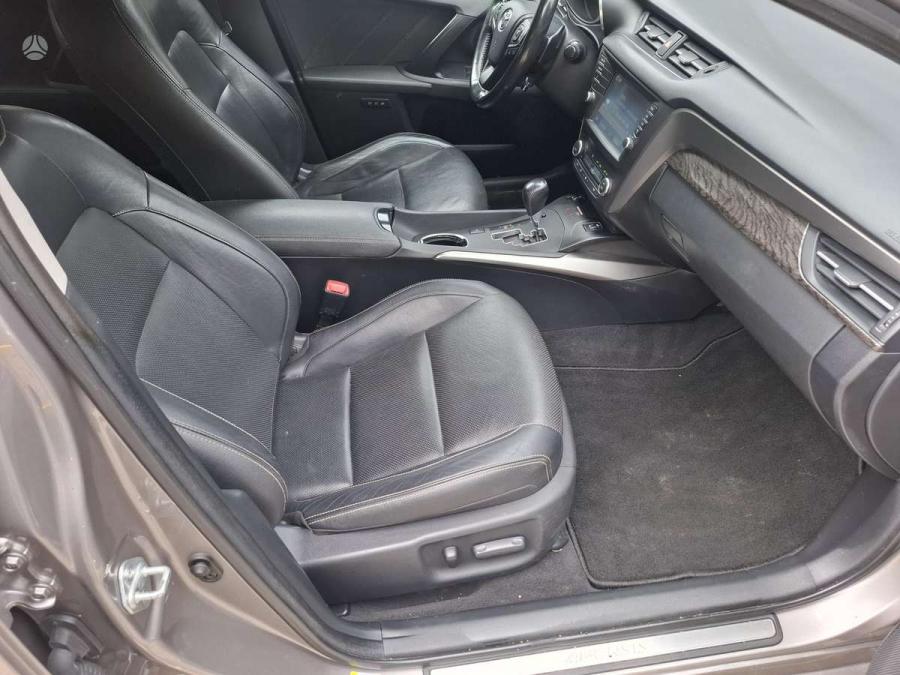 Brown Toyota Avensis 2015 in Vilnius, with an engine capacity of 1.99 L and mileage of 281 thousand km for 8500 €, photo 15 on AUTOMOTO.COM.LV