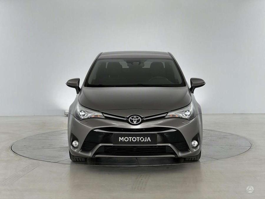 Brown Toyota Avensis 2015 in Vilnius, with an engine capacity of 1.99 L and mileage of 148 thousand km for 11900 €, photo 6 on AUTOMOTO.COM.LV