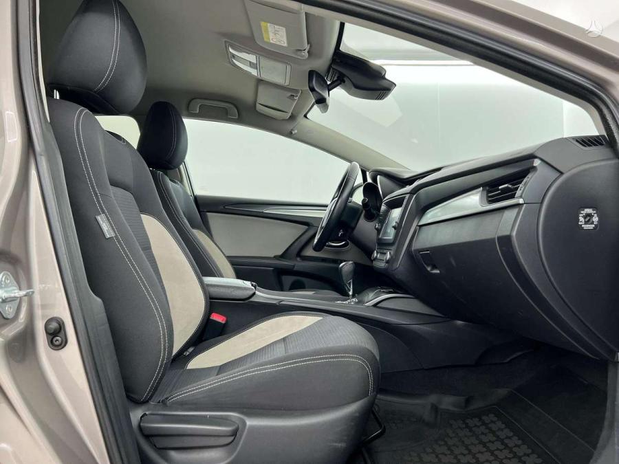 Brown Toyota Avensis 2015 in Vilnius, with an engine capacity of 1.99 L and mileage of 148 thousand km for 11900 €, photo 7 on AUTOMOTO.COM.LV