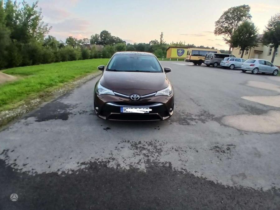 Brown Toyota Avensis 2016 in Kursenai, with an engine capacity of 1.80 L and mileage of 223 thousand km for 9200 €, photo 1 on AUTOMOTO.COM.LV
