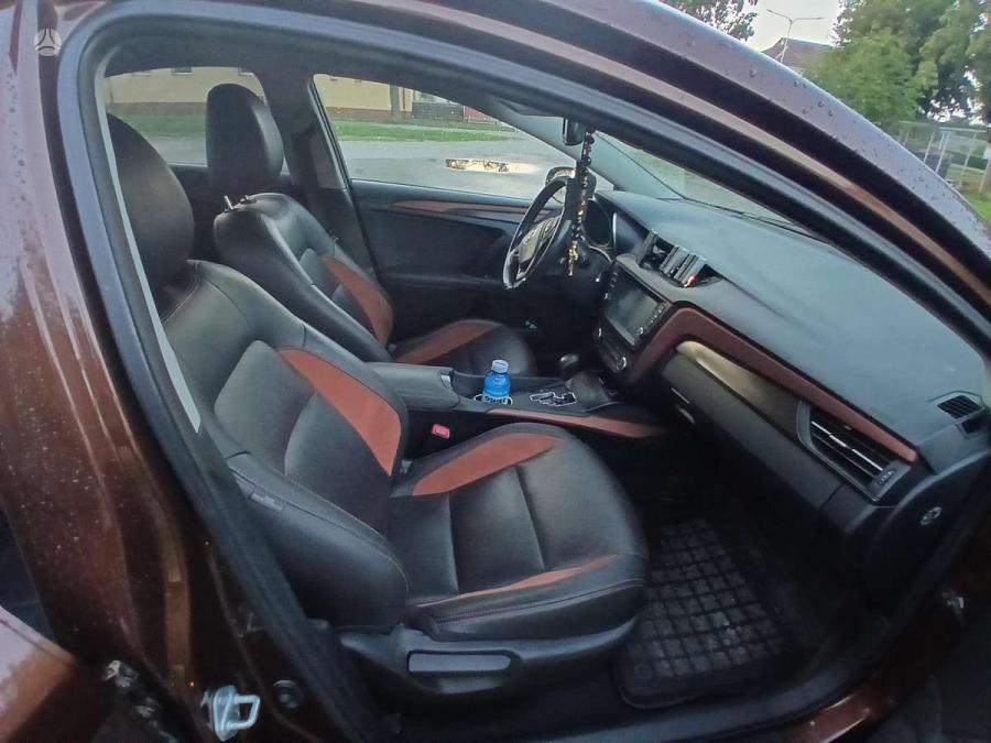 Brown Toyota Avensis 2016 in Kursenai, with an engine capacity of 1.80 L and mileage of 223 thousand km for 9200 €, photo 9 on AUTOMOTO.COM.LV