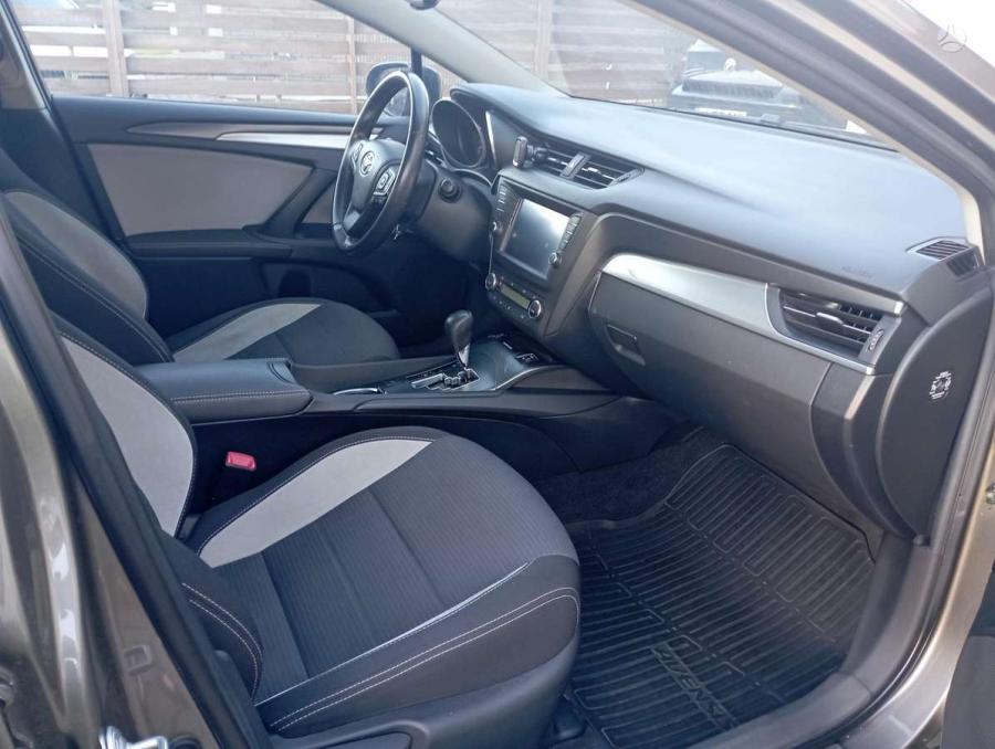 Brown Toyota Avensis 2018 in Klaipeda, with an engine capacity of 1.80 L and mileage of 108 thousand km for 13800 €, photo 6 on AUTOMOTO.COM.LV